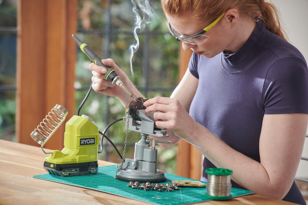 Guide des Outils de Collage et de Fixation : Agrafer, Coller, Souder et ...